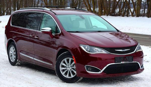 Red Chrysler Pacifica 2017 in Kretinga, with an engine capacity of 3.61 L and mileage of 165 thousand km for 15499 €, photo 6 on AUTOMOTO.COM.LV