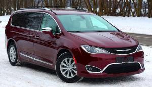 Red Chrysler Pacifica 2017 in Kretinga, with an engine capacity of 3.61 L and mileage of 165 thousand km for 15499 €, photo 6 on AUTOMOTO.COM.LV