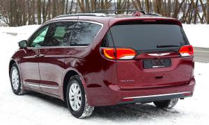 Red Chrysler Pacifica 2017 in Kretinga, with an engine capacity of 3.61 L and mileage of 165 thousand km for 15499 €, photo 11 on AUTOMOTO.COM.LV