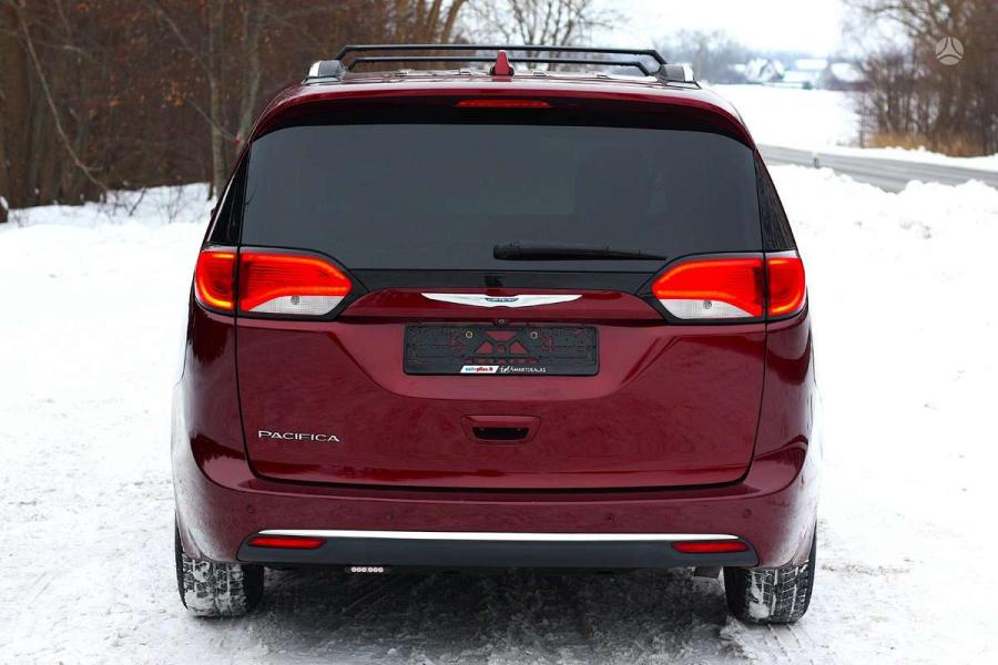 Red Chrysler Pacifica 2017 in Kretinga, with an engine capacity of 3.61 L and mileage of 165 thousand km for 15499 €, photo 14 on AUTOMOTO.COM.LV