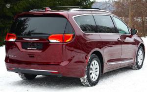 Red Chrysler Pacifica 2017 in Kretinga, with an engine capacity of 3.61 L and mileage of 165 thousand km for 15499 €, photo 17 on AUTOMOTO.COM.LV