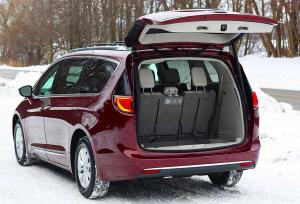 Red Chrysler Pacifica 2017 in Kretinga, with an engine capacity of 3.61 L and mileage of 165 thousand km for 15499 €, photo 18 on AUTOMOTO.COM.LV