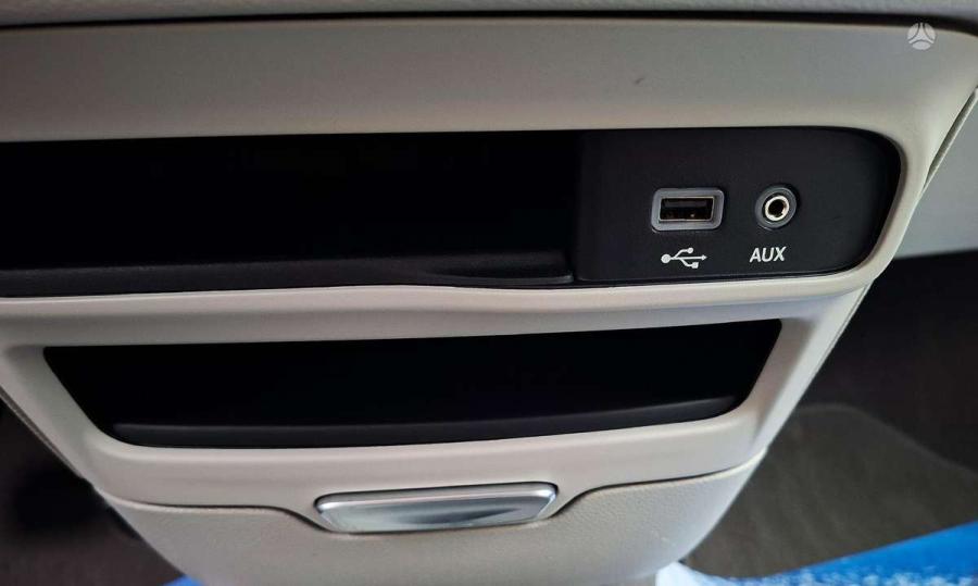 Red Chrysler Pacifica 2017 in Kretinga, with an engine capacity of 3.61 L and mileage of 165 thousand km for 15499 €, photo 35 on AUTOMOTO.COM.LV