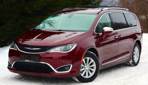 Red Chrysler Pacifica 2017 in Petrikaiciai, with an engine capacity of 3.60 L and mileage of 165 thousand km for 15499 €, photo 6 on AUTOMOTO.COM.LV