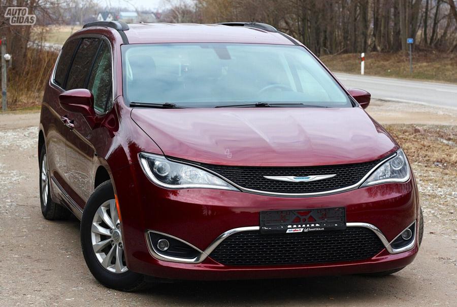 Red Chrysler Pacifica 2017 in Petrikaiciai, with an engine capacity of 3.60 L and mileage of 207 thousand km for 13999 €, photo 1 on AUTOMOTO.COM.LV