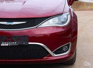 Red Chrysler Pacifica 2017 in Petrikaiciai, with an engine capacity of 3.60 L and mileage of 207 thousand km for 13999 €, photo 3 on AUTOMOTO.COM.LV