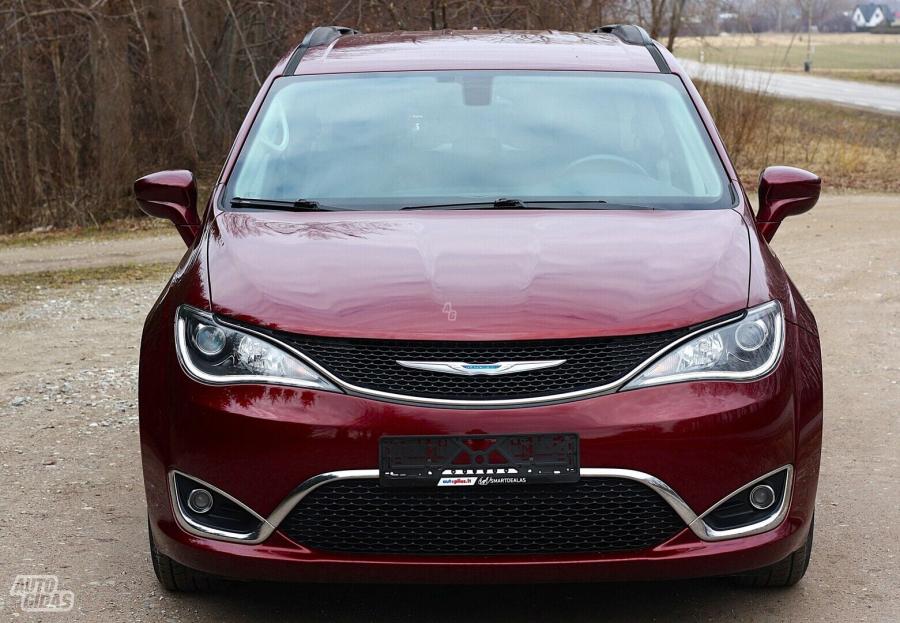 Red Chrysler Pacifica 2017 in Petrikaiciai, with an engine capacity of 3.60 L and mileage of 207 thousand km for 13999 €, photo 4 on AUTOMOTO.COM.LV
