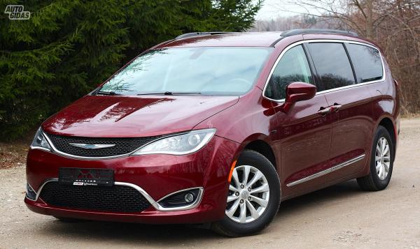 Red Chrysler Pacifica 2017 in Petrikaiciai, with an engine capacity of 3.60 L and mileage of 207 thousand km for 13999 €, photo 5 on AUTOMOTO.COM.LV