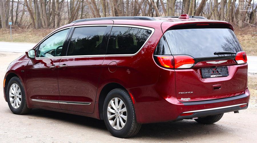 Red Chrysler Pacifica 2017 in Petrikaiciai, with an engine capacity of 3.60 L and mileage of 207 thousand km for 13999 €, photo 10 on AUTOMOTO.COM.LV