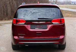 Red Chrysler Pacifica 2017 in Petrikaiciai, with an engine capacity of 3.60 L and mileage of 207 thousand km for 13999 €, photo 11 on AUTOMOTO.COM.LV