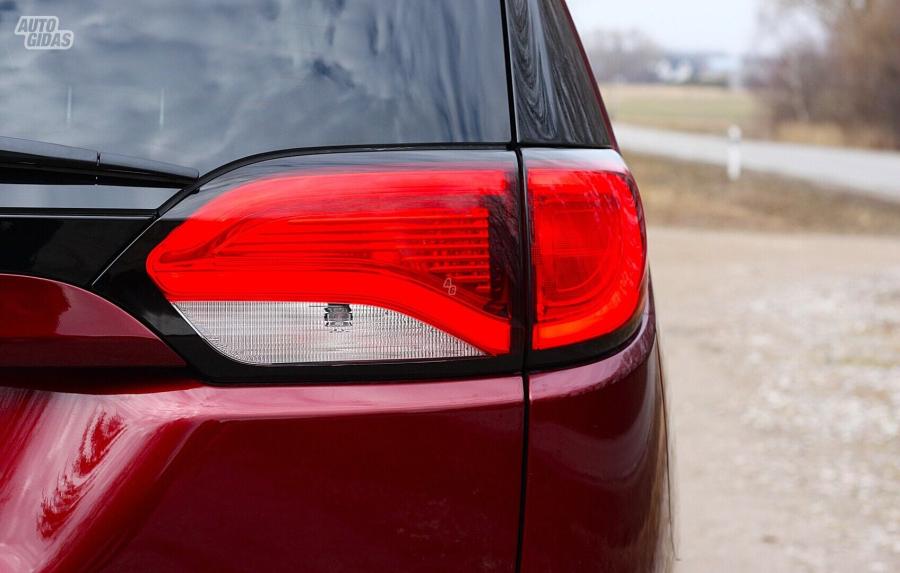 Red Chrysler Pacifica 2017 in Petrikaiciai, with an engine capacity of 3.60 L and mileage of 207 thousand km for 13999 €, photo 12 on AUTOMOTO.COM.LV