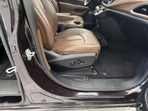 Red Chrysler Pacifica 2017 in Vilnius, with an engine capacity of 3.60 L and mileage of 250 thousand km for 15500 €, photo 8 on AUTOMOTO.COM.LV