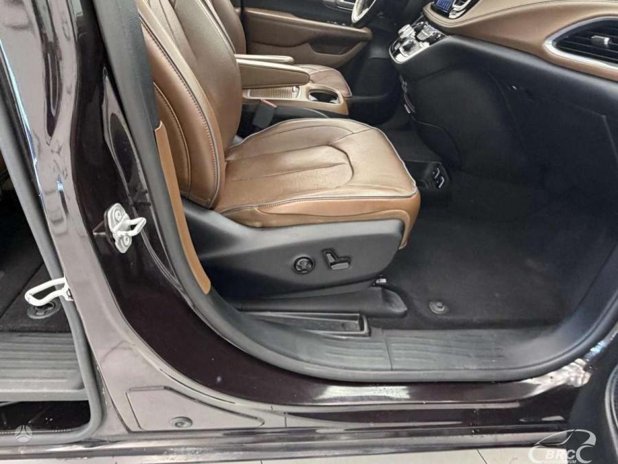 Red Chrysler Pacifica 2017 in Vilnius, with an engine capacity of 3.60 L and mileage of 250 thousand km for 15500 €, photo 8 on AUTOMOTO.COM.LV