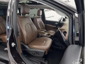 Red Chrysler Pacifica 2017 in Vilnius, with an engine capacity of 3.60 L and mileage of 250 thousand km for 15500 €, photo 9 on AUTOMOTO.COM.LV