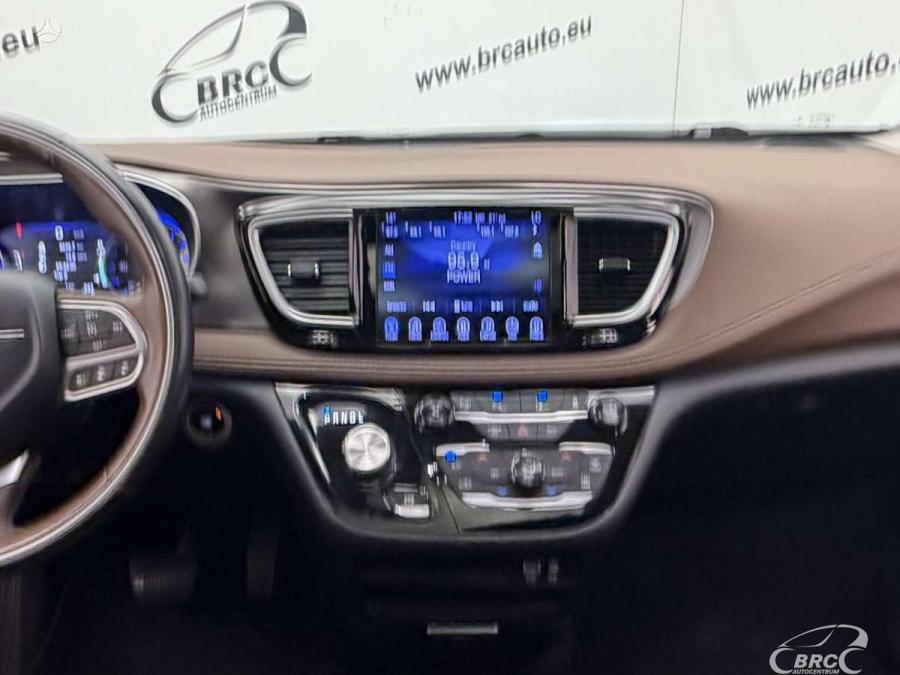 Red Chrysler Pacifica 2017 in Vilnius, with an engine capacity of 3.60 L and mileage of 250 thousand km for 15500 €, photo 20 on AUTOMOTO.COM.LV