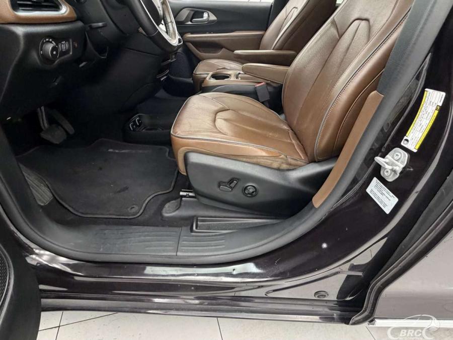 Red Chrysler Pacifica 2017 in Vilnius, with an engine capacity of 3.60 L and mileage of 250 thousand km for 15500 €, photo 26 on AUTOMOTO.COM.LV