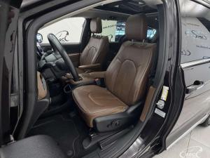 Red Chrysler Pacifica 2017 in Vilnius, with an engine capacity of 3.60 L and mileage of 250 thousand km for 15500 €, photo 27 on AUTOMOTO.COM.LV