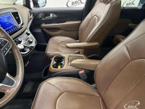 Red Chrysler Pacifica 2017 in Vilnius, with an engine capacity of 3.60 L and mileage of 250 thousand km for 15500 €, photo 28 on AUTOMOTO.COM.LV