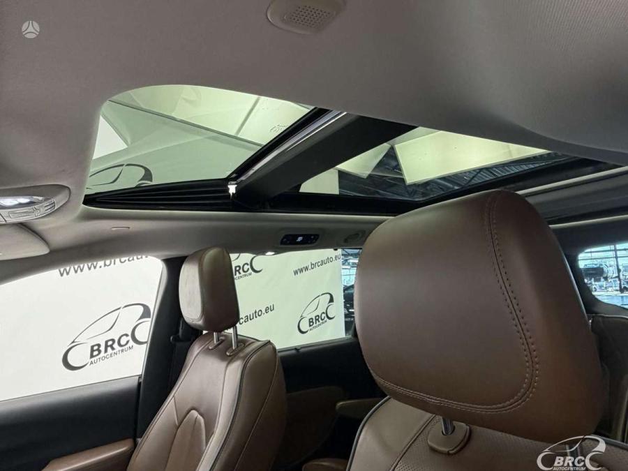 Red Chrysler Pacifica 2017 in Vilnius, with an engine capacity of 3.60 L and mileage of 250 thousand km for 15500 €, photo 29 on AUTOMOTO.COM.LV
