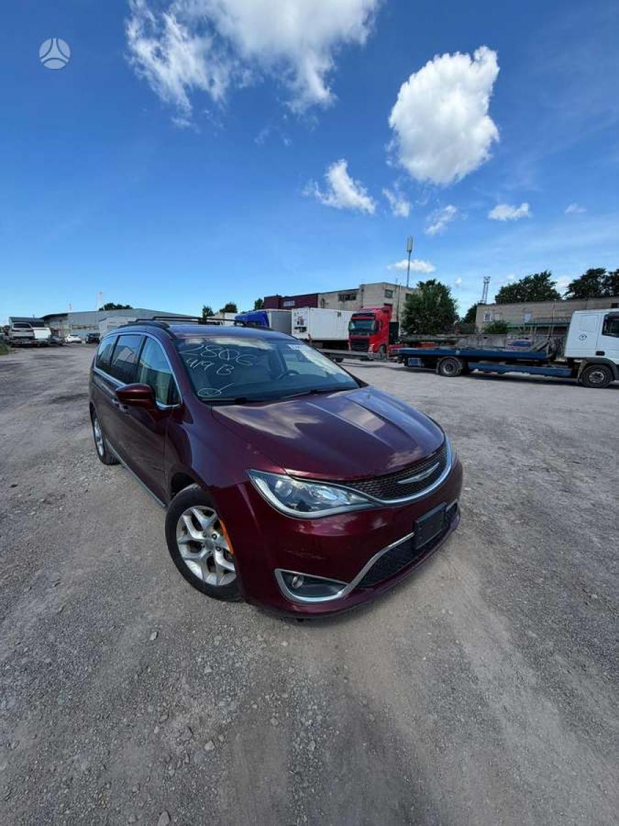Red Chrysler Pacifica 2017 in Klaipeda, with an engine capacity of 3.61 L and mileage of 290 thousand km for 7800 €, photo 1 on AUTOMOTO.COM.LV