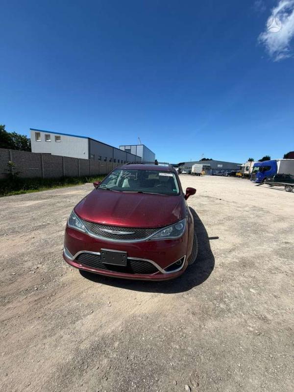 Red Chrysler Pacifica 2017 in Klaipeda, with an engine capacity of 3.61 L and mileage of 290 thousand km for 7800 €, photo 2 on AUTOMOTO.COM.LV