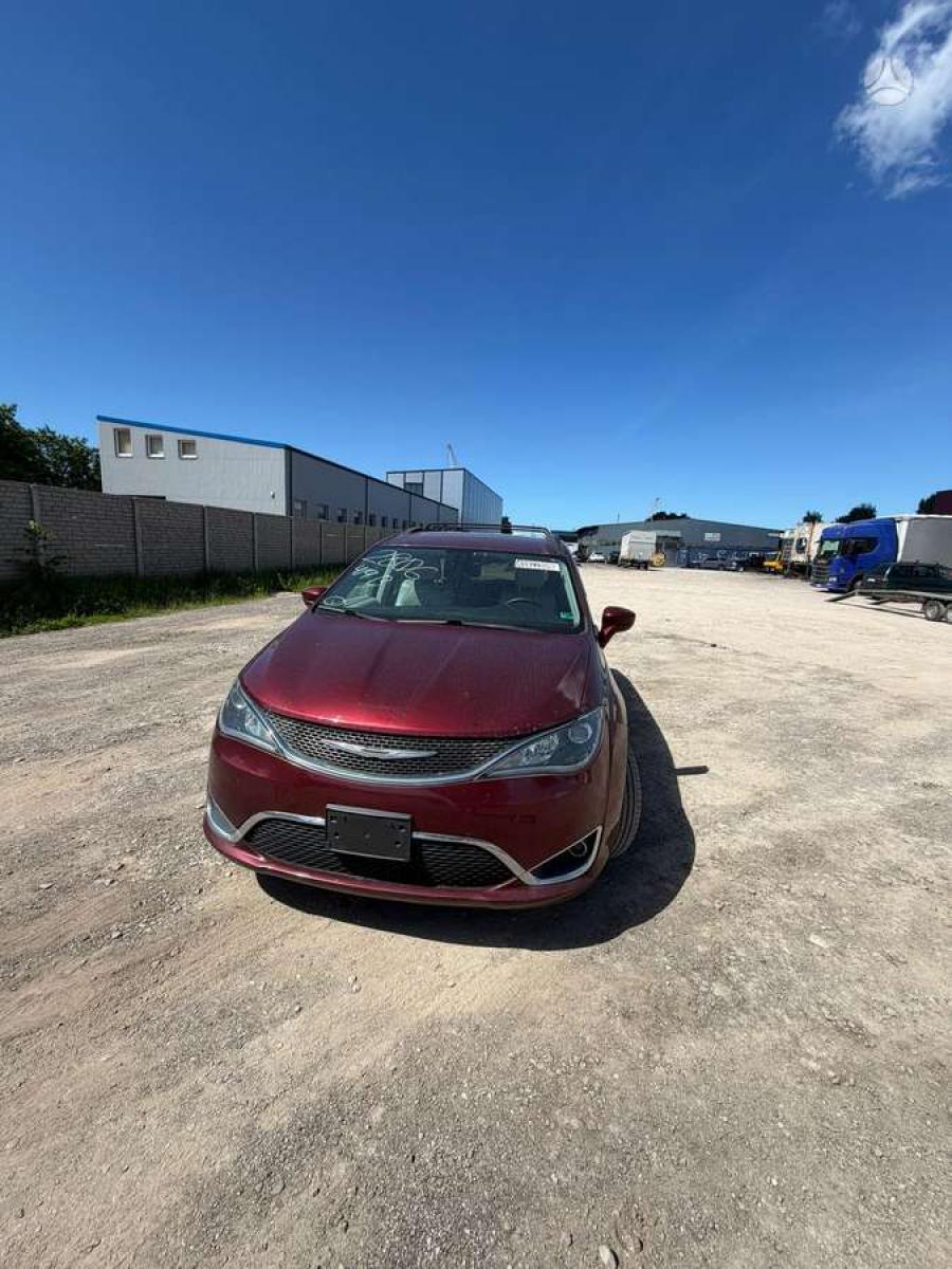 Red Chrysler Pacifica 2017 in Klaipeda, with an engine capacity of 3.61 L and mileage of 290 thousand km for 7800 €, photo 3 on AUTOMOTO.COM.LV