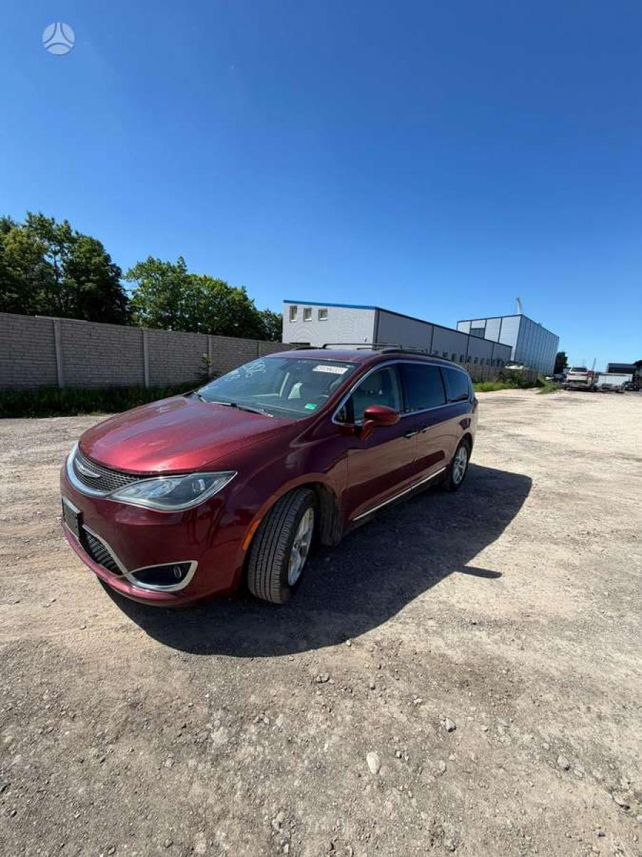 Red Chrysler Pacifica 2017 in Klaipeda, with an engine capacity of 3.61 L and mileage of 290 thousand km for 7800 €, photo 4 on AUTOMOTO.COM.LV