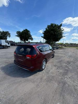 Red Chrysler Pacifica 2017 in Klaipeda, with an engine capacity of 3.61 L and mileage of 290 thousand km for 7800 €, photo 5 on AUTOMOTO.COM.LV