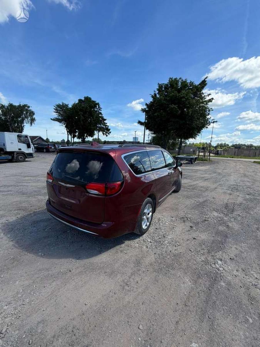 Red Chrysler Pacifica 2017 in Klaipeda, with an engine capacity of 3.61 L and mileage of 290 thousand km for 7800 €, photo 5 on AUTOMOTO.COM.LV
