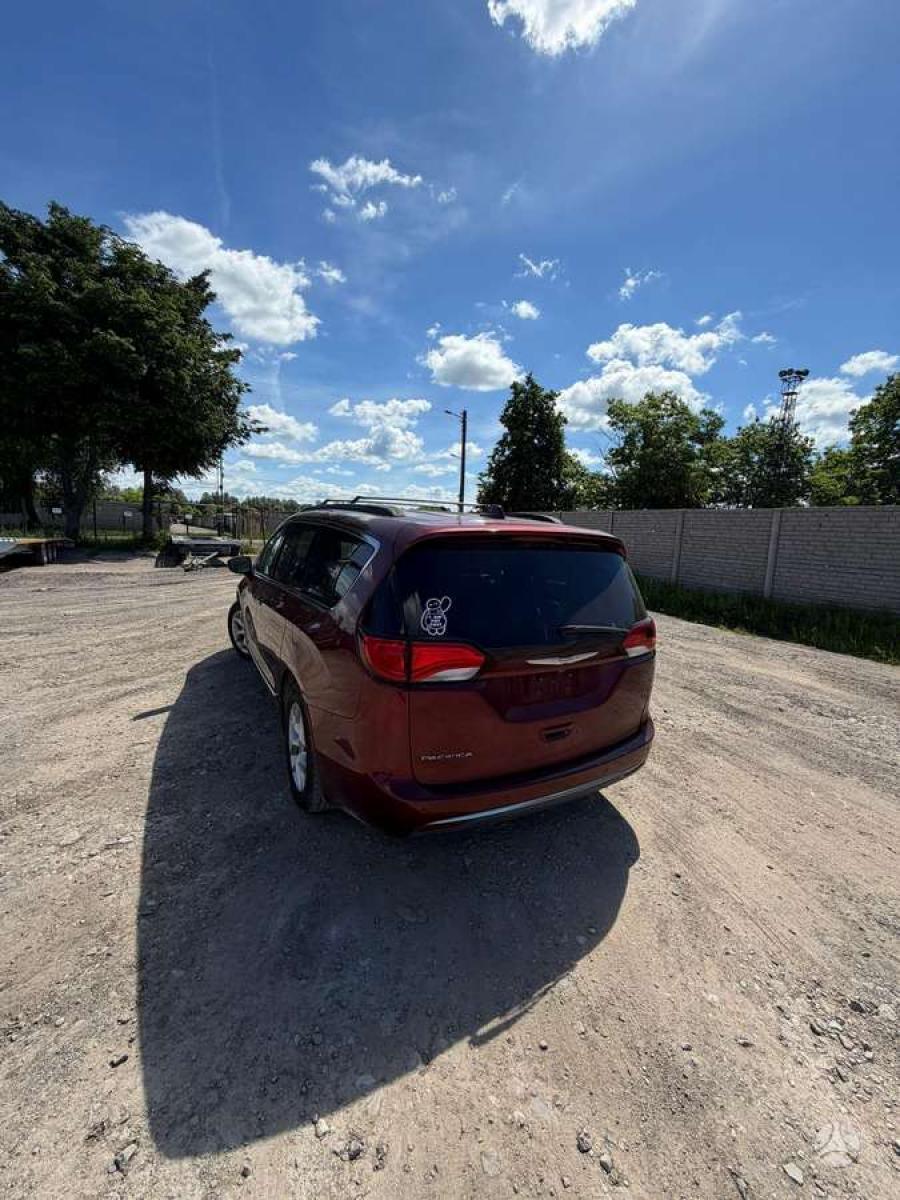 Red Chrysler Pacifica 2017 in Klaipeda, with an engine capacity of 3.61 L and mileage of 290 thousand km for 7800 €, photo 6 on AUTOMOTO.COM.LV