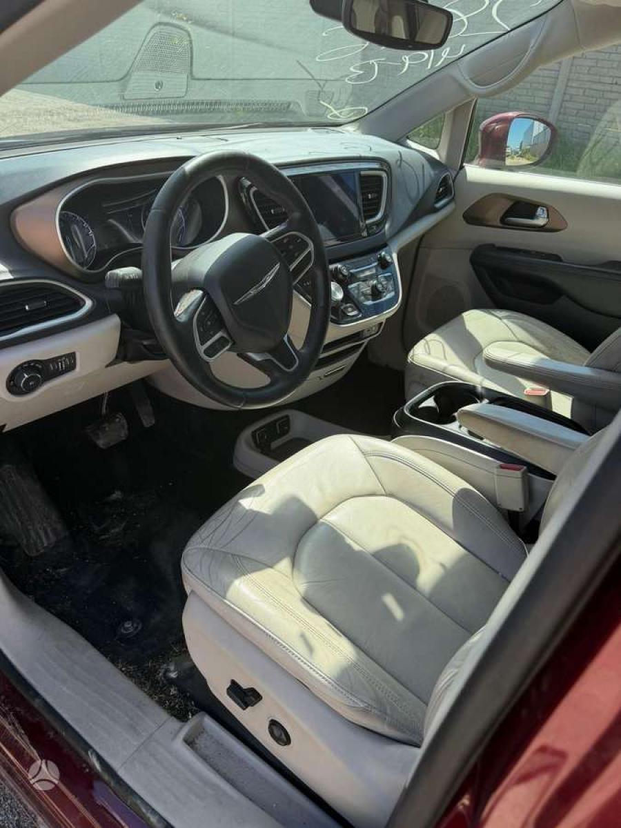 Red Chrysler Pacifica 2017 in Klaipeda, with an engine capacity of 3.61 L and mileage of 290 thousand km for 7800 €, photo 7 on AUTOMOTO.COM.LV