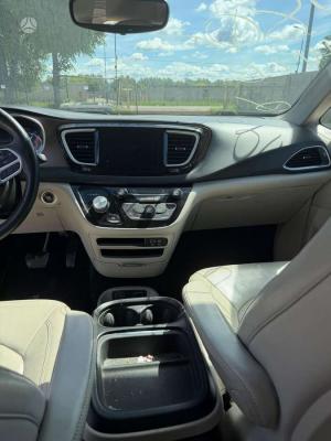 Red Chrysler Pacifica 2017 in Klaipeda, with an engine capacity of 3.61 L and mileage of 290 thousand km for 7800 €, photo 8 on AUTOMOTO.COM.LV