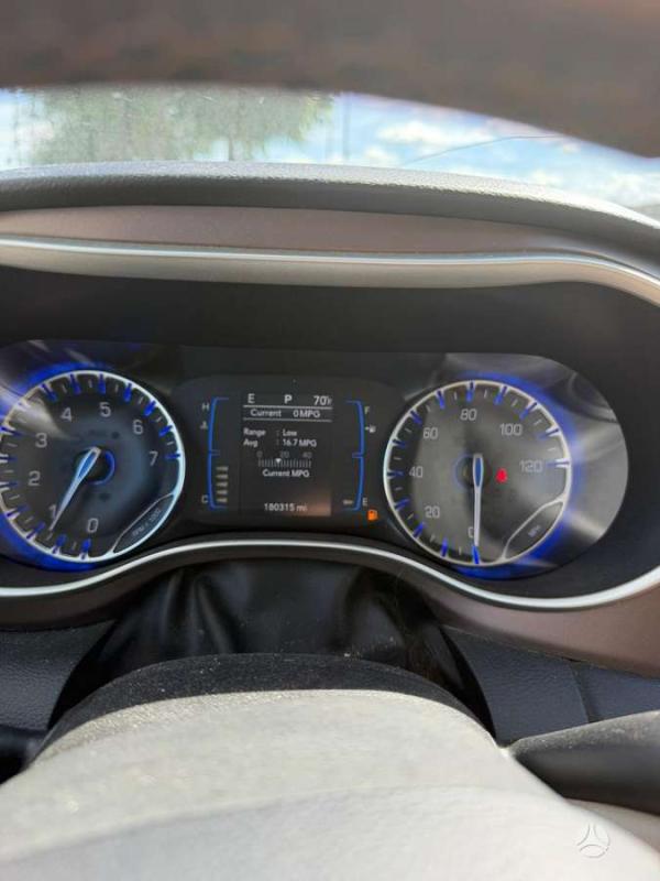 Red Chrysler Pacifica 2017 in Klaipeda, with an engine capacity of 3.61 L and mileage of 290 thousand km for 7800 €, photo 8 on AUTOMOTO.COM.LV