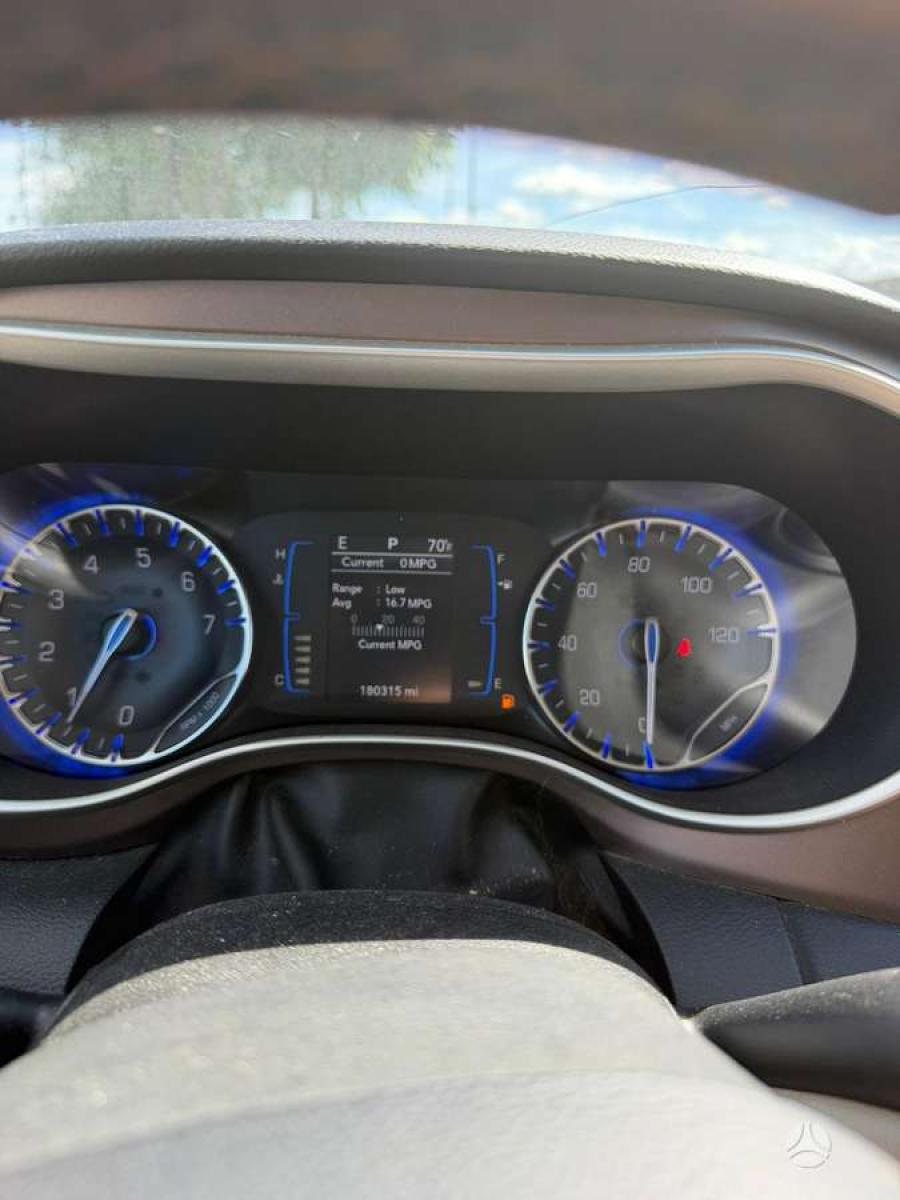 Red Chrysler Pacifica 2017 in Klaipeda, with an engine capacity of 3.61 L and mileage of 290 thousand km for 7800 €, photo 9 on AUTOMOTO.COM.LV