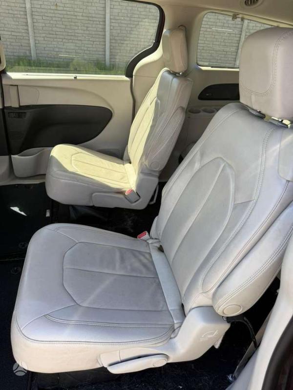 Red Chrysler Pacifica 2017 in Klaipeda, with an engine capacity of 3.61 L and mileage of 290 thousand km for 7800 €, photo 9 on AUTOMOTO.COM.LV