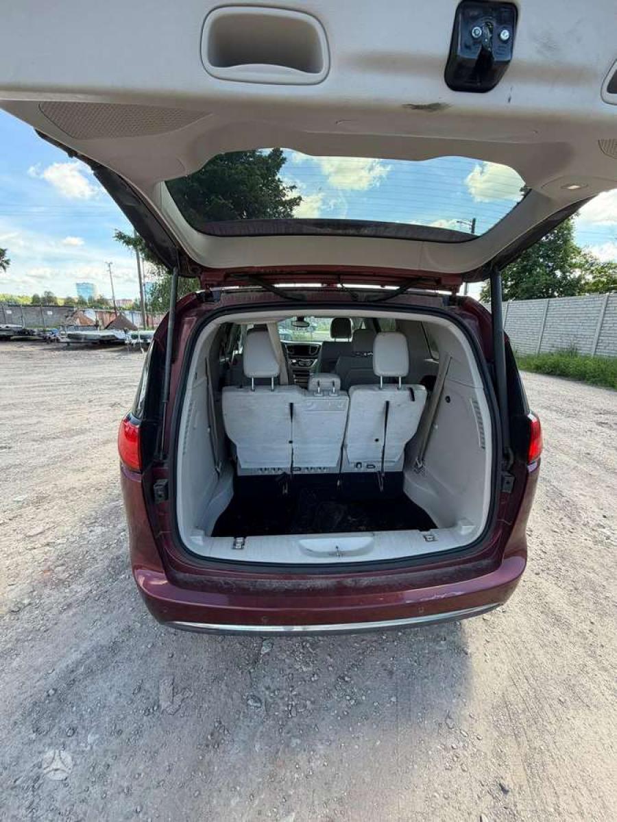 Red Chrysler Pacifica 2017 in Klaipeda, with an engine capacity of 3.61 L and mileage of 290 thousand km for 7800 €, photo 11 on AUTOMOTO.COM.LV