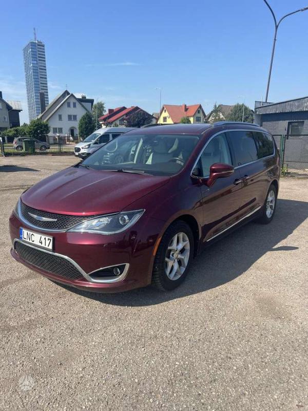 Red Chrysler Pacifica 2017 in Klaipeda, with an engine capacity of 3.61 L and mileage of 216 thousand km for 12300 €, photo 1 on AUTOMOTO.COM.LV