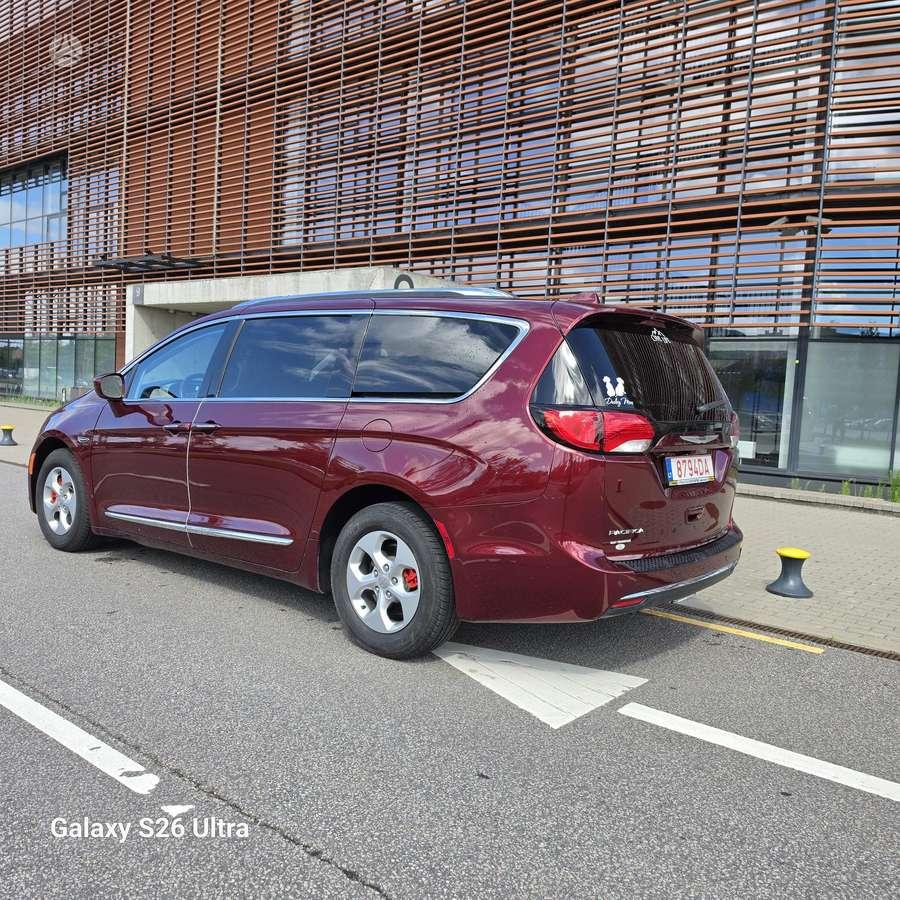Sarkans Chrysler Pacifica 2017 Klaipėda, ar dzinēja tilpumu 3.60 L un nobraukumu 84 tūkst. km par 14000 €, foto 1 vietnē AUTOMOTO.COM.LV