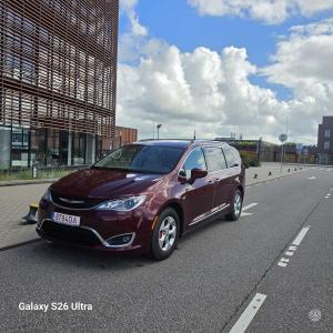 Sarkans Chrysler Pacifica 2017 Klaipėda, ar dzinēja tilpumu 3.60 L un nobraukumu 84 tūkst. km par 14000 €, foto 3 vietnē AUTOMOTO.COM.LV