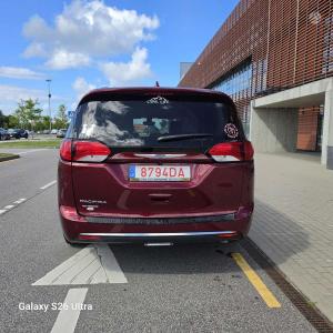 Sarkans Chrysler Pacifica 2017 Klaipėda, ar dzinēja tilpumu 3.60 L un nobraukumu 84 tūkst. km par 14000 €, foto 4 vietnē AUTOMOTO.COM.LV
