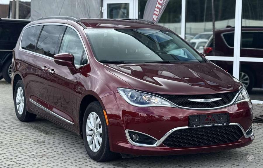 Sarkans Chrysler Pacifica 2017 Radviliškis, ar dzinēja tilpumu 3.60 L un nobraukumu 165 tūkst. km par 13950 €, foto 5 vietnē AUTOMOTO.COM.LV