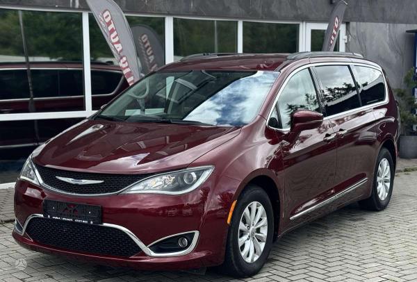 Red Chrysler Pacifica 2017 in Radviliskis, with an engine capacity of 3.60 L and mileage of 165 thousand km for 13950 €, photo 5 on AUTOMOTO.COM.LV