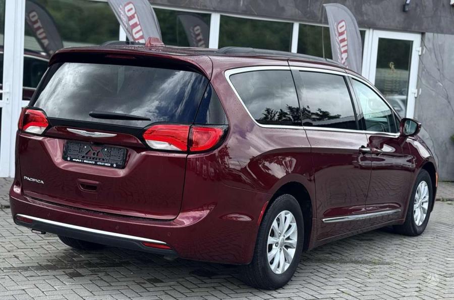 Sarkans Chrysler Pacifica 2017 Radviliškis, ar dzinēja tilpumu 3.60 L un nobraukumu 165 tūkst. km par 13950 €, foto 8 vietnē AUTOMOTO.COM.LV