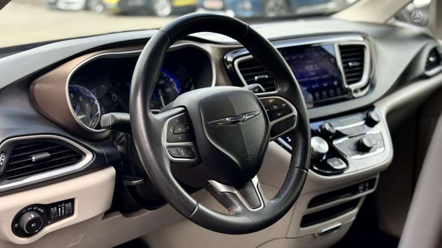 Sarkans Chrysler Pacifica 2017 Radviliškis, ar dzinēja tilpumu 3.60 L un nobraukumu 165 tūkst. km par 13950 €, foto 13 vietnē AUTOMOTO.COM.LV