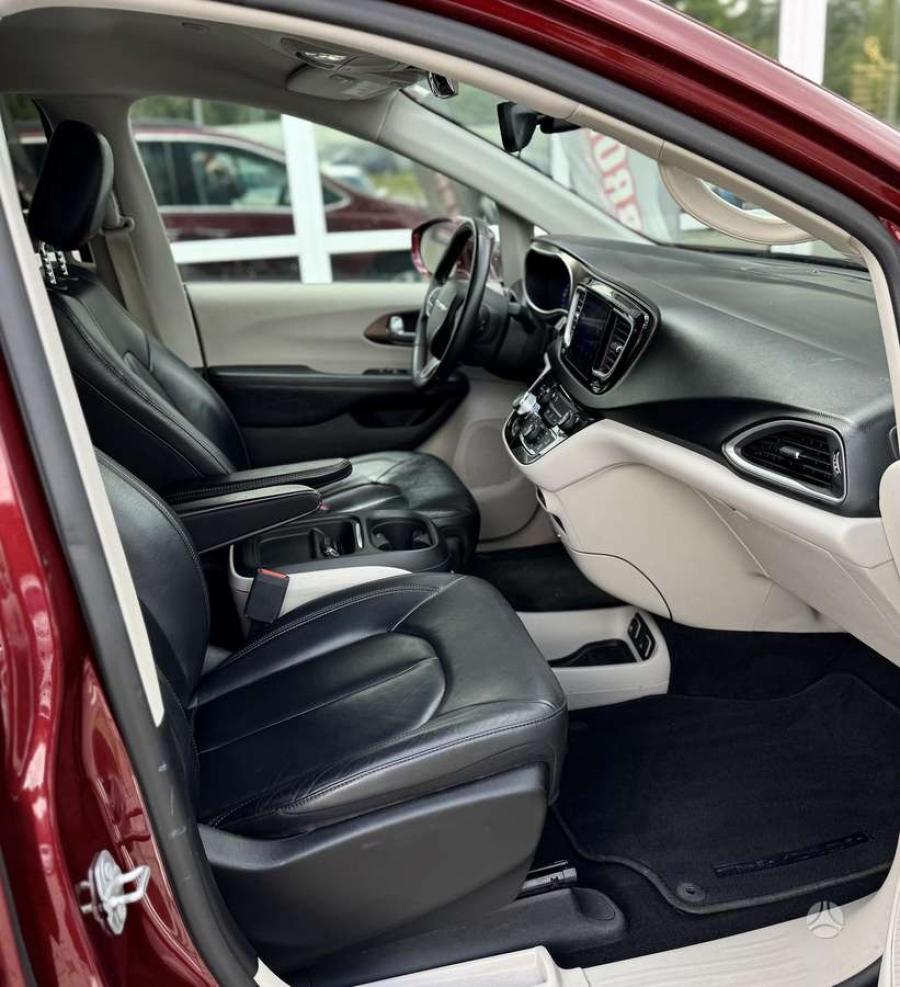 Sarkans Chrysler Pacifica 2017 Radviliškis, ar dzinēja tilpumu 3.60 L un nobraukumu 165 tūkst. km par 13950 €, foto 16 vietnē AUTOMOTO.COM.LV