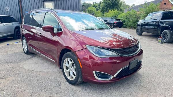 Red Chrysler Pacifica 2017 in Ukmerge, with an engine capacity of 3.61 L and mileage of 238 thousand km for 7700 €, photo 1 on AUTOMOTO.COM.LV