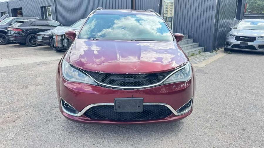 Red Chrysler Pacifica 2017 in Ukmerge, with an engine capacity of 3.61 L and mileage of 238 thousand km for 7700 €, photo 3 on AUTOMOTO.COM.LV