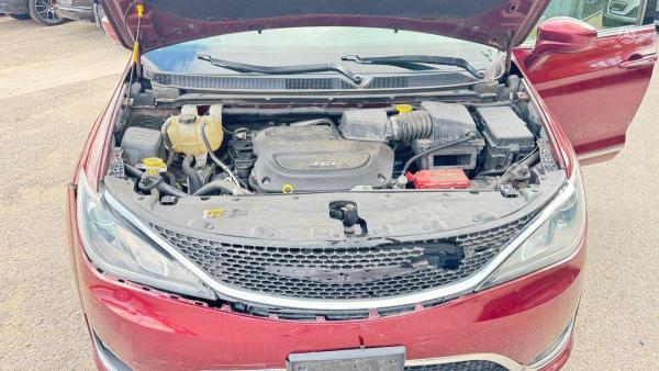 Red Chrysler Pacifica 2017 in Ukmerge, with an engine capacity of 3.61 L and mileage of 238 thousand km for 7700 €, photo 3 on AUTOMOTO.COM.LV