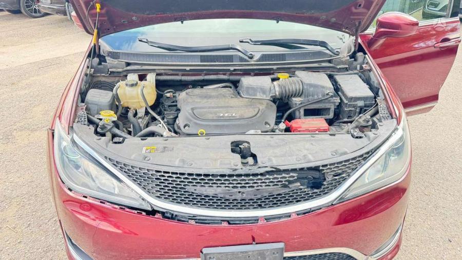 Red Chrysler Pacifica 2017 in Ukmerge, with an engine capacity of 3.61 L and mileage of 238 thousand km for 7700 €, photo 4 on AUTOMOTO.COM.LV