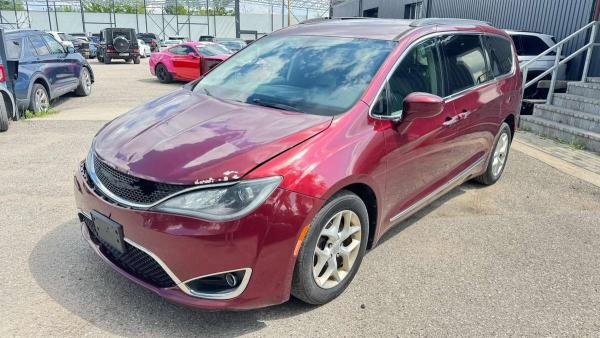 Red Chrysler Pacifica 2017 in Ukmerge, with an engine capacity of 3.61 L and mileage of 238 thousand km for 7700 €, photo 5 on AUTOMOTO.COM.LV